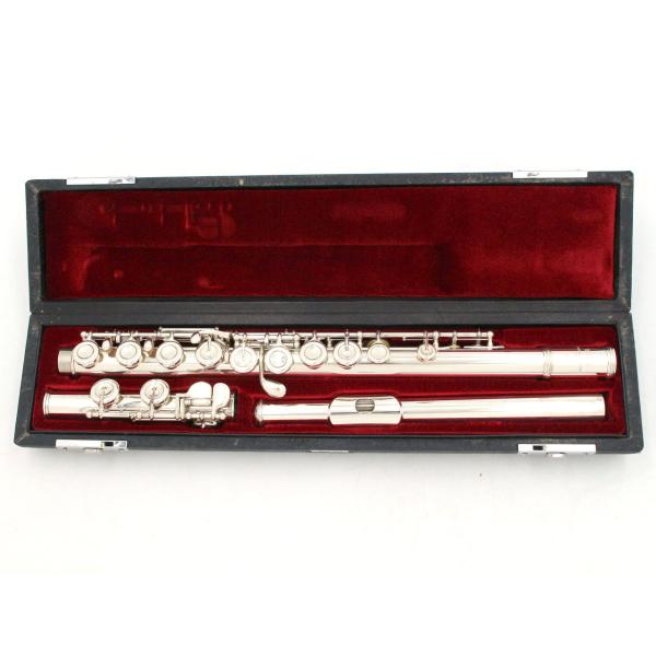 ヤマハ フルート YFL-451シリアル番号005425 管体重量404グラム（頭部管85グラム）頭部管銀製、その他洋白、洋銀製、銀メッキ仕上、Eメカニズム付、ピントップアームkey仕様1983年から1999年に作られた、頭部管銀製のセミハ...