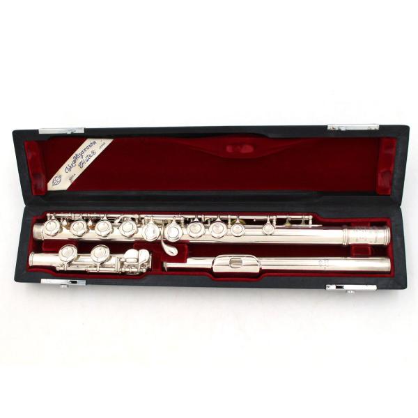 ミヤザワ　フルート　MC-400シリアル番号0646　管体重量418グラム（頭部管85グラム）総銀製、銀メッキ仕上げ、Eメカニズム無しのモデル。ミヤザワの総銀製らしい太く透明感のある音色で、ある程度上達してからも飽きの来ないモデルです。頭部...