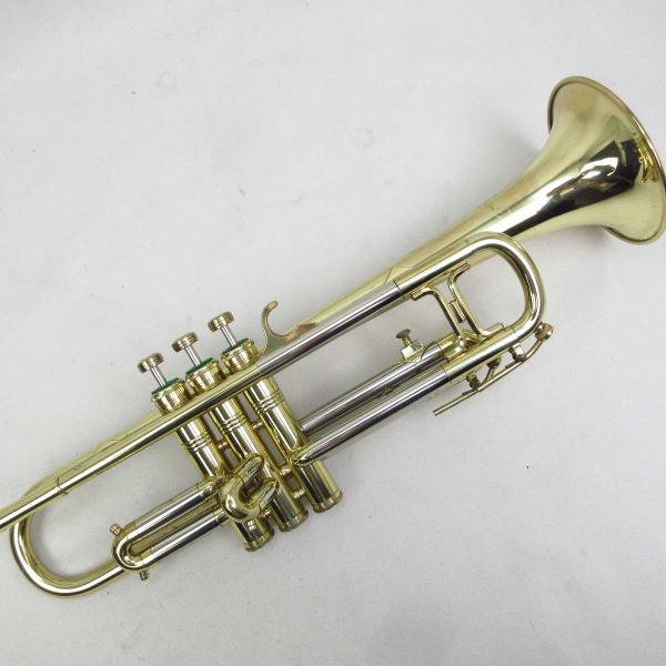 ヒュッテル　トランペット　LINE800ピストンは3つとも動作しますが、抜き差し管はどれも固着しており動きません。その他全体に傷や打痕が見られますが、メンテナンス等は行っておらず現状での販売となります。※展示により、変色が見られる場合がござ...