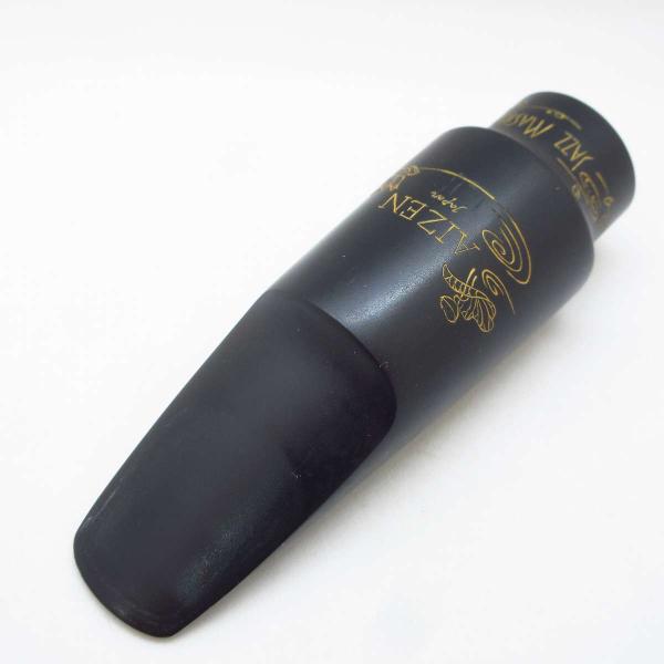 アイゼン アルトサックス用マウスピース ASJM 5吹きやすく温かみのあるサウンドで、品質の良いジャズマウスピースとして人気です。使用に伴う細かな傷や変色が一部に見られますが、目立ったダメージはありません。※展示により、変色が見られる場合が...