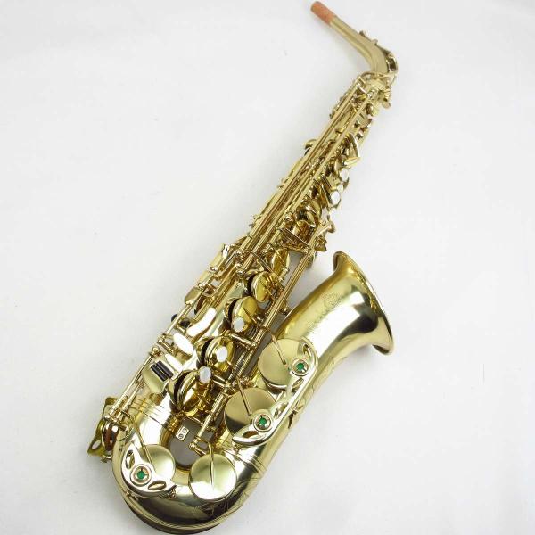 セルマー アルトサックス SA80II W/E シリーズ2ラッカー仕上げ、HighF#key付、彫刻有、2000年頃製造の個体です。適度な抵抗感と厚く深みのある力強い音色で、吹奏楽からジャズまで幅広いジャンルで活躍できるモデルです。使用に伴...