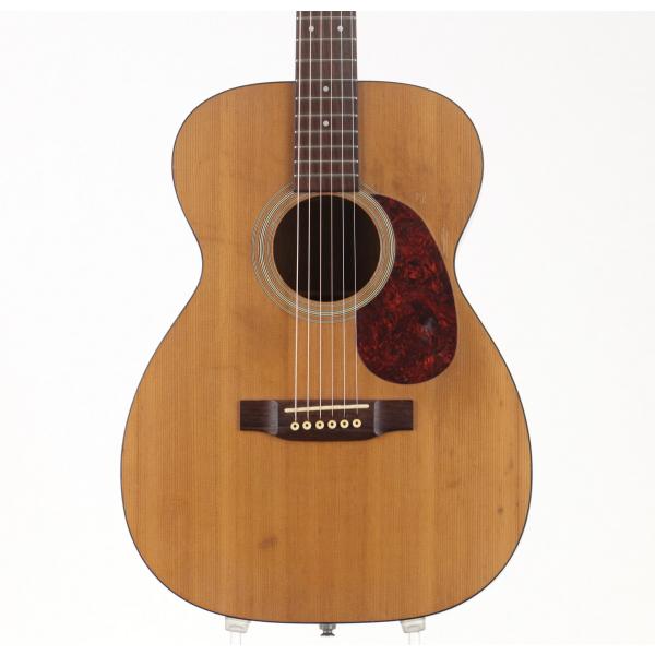 00サイズアコースティックギターのペグを変更しピックアップを取り付けた個体です。ペグがゴールドカラーでMartinロゴ入りのビーンタイプペグに交換され、型番不明のピックアップが取り付けられエンドピンがジャックになっております。トラスロッドが...