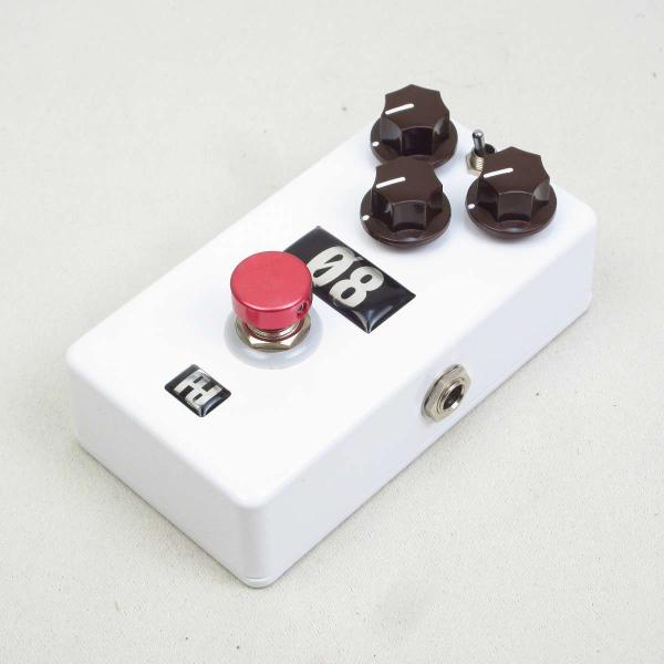 1980年代のK社のローゲインオーバードライブをベースに製作されたペダル。伝説とも言われる日本のロックバンド、そして現在も第一線で活躍するそのギタリストが、バンド時代に2台直列接続で使用していたことで有名な1980年代のK社のローゲインオー...