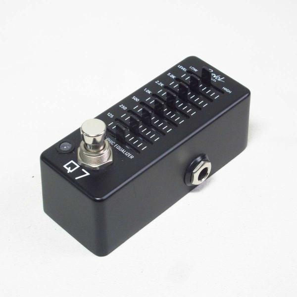 RevoL effects Q7 EEQ-01は、+/-15dBの可変幅で調整可能な7バンド・グラフィック・イコライザーです。周波数は 63/125/250/500/1.0K/2.2K/5.0K、各スライダーにはセンタークリックがあり、可変...