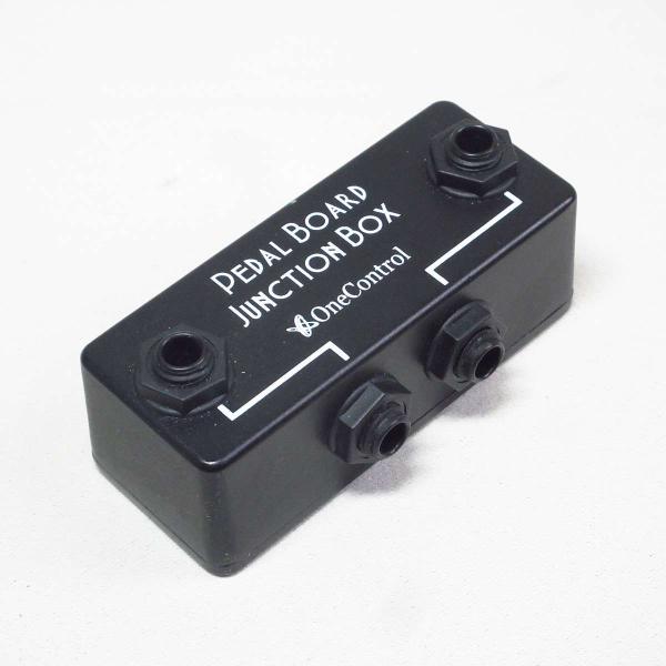 One Control Minimal Series Pedal Board Junction Boxは、ステージやスタジオなど、様々なシチュエーションで時間を無駄にしないためのツールです。2つのインプットと2つのアウトプットを持つこの小さ...