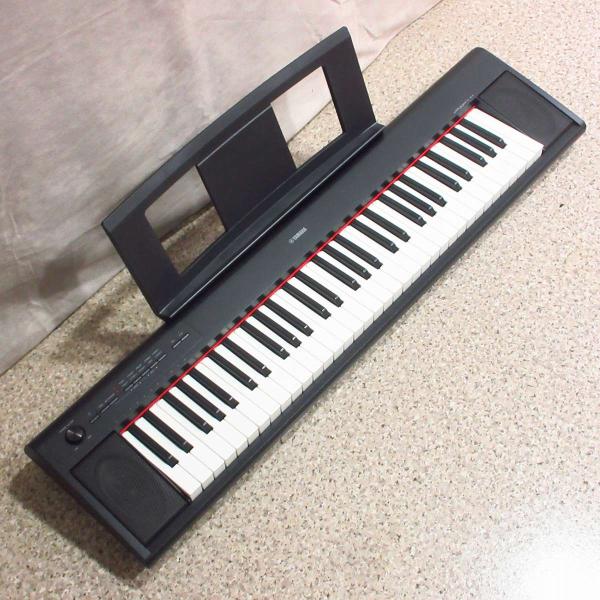 シンプルでスタイリッシュな61鍵★電子キーボード。キーボードの優しいタッチでありながら、段階的にタッチが変わる「グレードソフトタッチ」鍵盤を採用。ヤマハのコンサートグランドピアノからサンプリングされたピアノ音色を中心に、オルガンやハープシコ...
