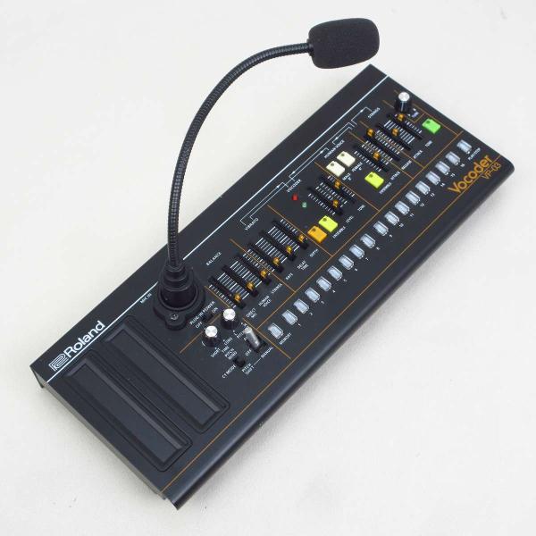 2016年発売のローランド「VP-03」は、今でも多くのミュージシャンに愛用され続けている1980年初頭に一世を風靡したロボット・ボイスのムーブメントの中心にあった「VP-330」を最新のACBテクノロジーで完全再現したボコーダー。「Rol...
