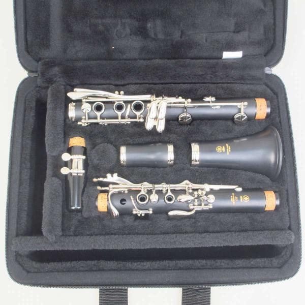 ヤマハ Bbクラリネット YCL-255シリアル番号R42445ABS樹脂製、ニッケルメッキkey仕上、可動式サムレスト付きの現行モデル。新設計のベルによる吹きやすさと木製に非常に近い響き、屋外でも安心して使用できる取り扱いやすさで、入門用...