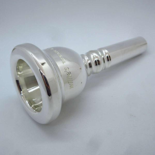 ウィリーズ トロンボーン用マウスピース 細管 銀メッキ仕上げ使用に伴う細かな傷は見られますが、目立ったダメージはなく比較的良好な状態です。【リム内径】 24.85mm【スロート直径】 5.9mm※展示により、変色が見られる場合がございます。...