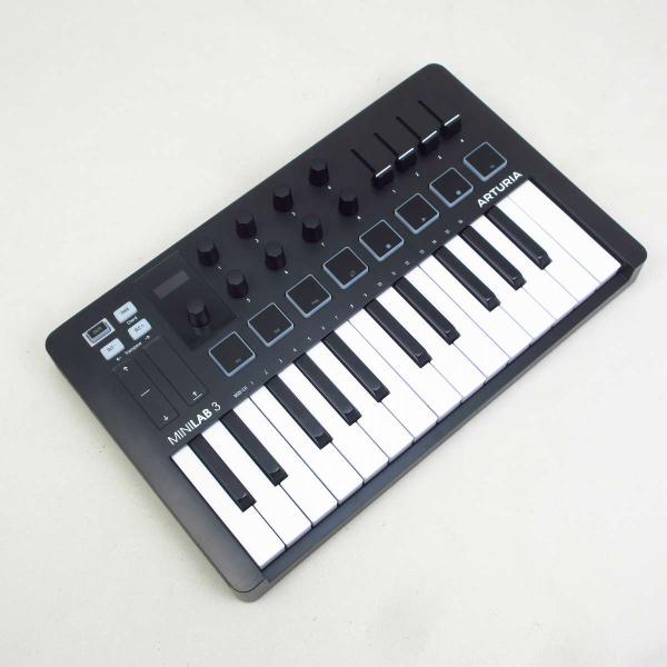 ARTURIA / MiniLab 3は、プラグアンドプレイですぐに使えるMIDIキーボード コントローラーです。プレイアビリティの高い、25鍵ベロシティ対応スリムキーボードを搭載し、マルチカラーのベロシティ＆プレッシャー対応パッド、カスタ...