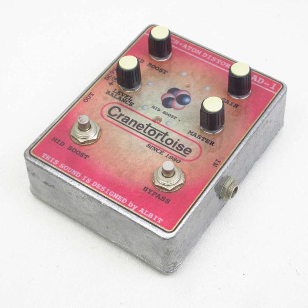 AD-1はクランチとヘビーディストーションの切り替えを可能にしました。従来のクランチサウンドから瞬時に強烈な歪みを作るディストーションをテーマに開発した、コンパクトエフェクターです。ヘビーディストーション時は、MID BOOST回路に新開発...