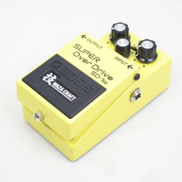 マイルドな歪みとハリのある中域が特長で30年以上のロングセラーを誇るオーバードライブSD-1。そのSD-1を特別にカスタマイズしたコンパクト・ペダルがWaza Craft SD-1Wです。一つひとつのパーツをじっくり選定し組み上げた完全ディ...