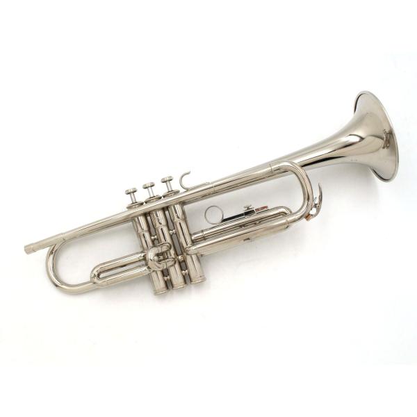 ヤマハ トランペット YTR-136 シリアル番号151383 管体重量1030グラムイエローブラスベル、ニッケルメッキ仕上、第3トリガー付、1ウォーターkey装備の1977年から1983年に作られたモデル。全体的に傷やメッキのくすみ等変色...