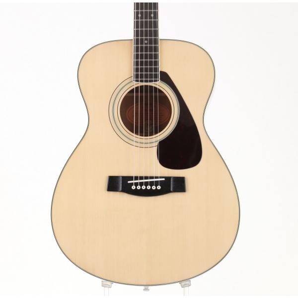 ヤマハFGシリーズのアコースティックギター。トップはえぞ松、サイド＆バックはサペリ、ネックはナトー、指板とブリッジはパリサンドル。サドル交換を行っております。ボディ全体的に擦りキズが有り、ボディ裏と側面にて塗装の白濁が見られ、ボディエンドや...