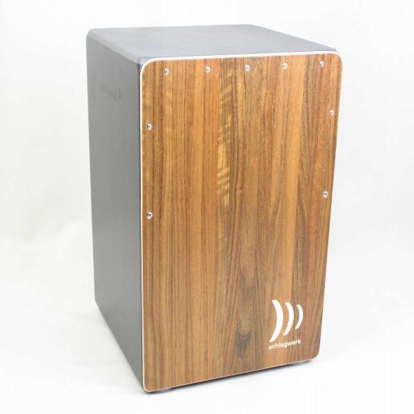 ペルーのカホンをもとにデザインされた、シュラグベルク社のカホンの源流となったシリーズです。打面の上下にタイプの違う2つの響き線を搭載し、ボリュームのあるふくよかな低音と、クリアなスネアサウンドが見事に両立しています。硬質で密度の高いSPL材...