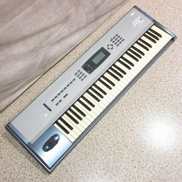 コルグ「N364」は、1990年代後半に登場した16トラックのシーケンサーと独立2系統の デジタル・エフェクターを内蔵した“ワークステーション・シンセサイザー”。  当時の資料によると「64ボイスで多彩なサウンド、アルペジャーター、 リアル...