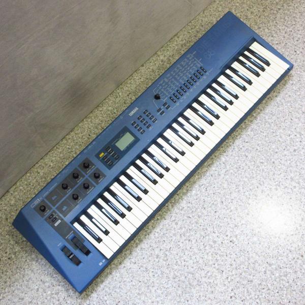 1996年発売のヤマハ「CS1x 」は、グルーヴィ&amp;パワフルな「ダンス/テクノサウンド」を 満載し、リアルタイムな音色変化も簡単に楽しめる90年代後半の人気モデル。   小型軽量のボディーに加えて斬新な青いカラー。さらにエディットパ...
