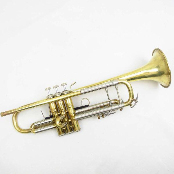 バック トランペット 180ML 37 GLワンピースイエローブラスベル、ラッカー仕上げ、第1第3トリガー付き、1ウォーターkey、チューニングスライド管2本支柱のモデル。かなり使い込まれており、鳴りが良く明るくはっきりとしたサウンドの個体...