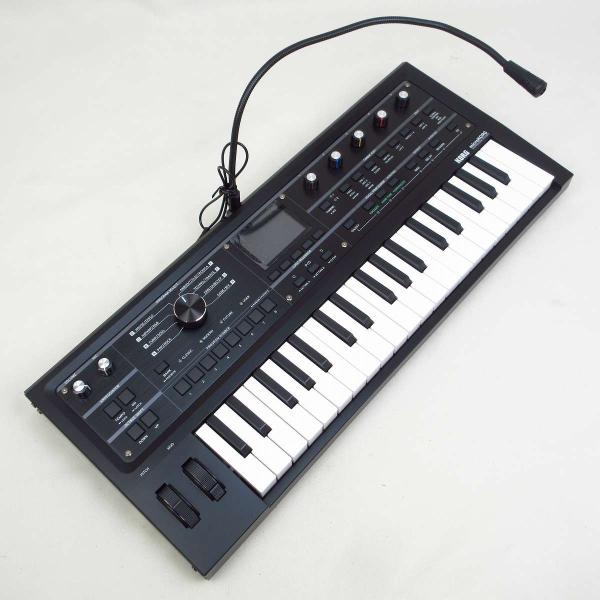 2024年に発売されたコルグ「microKORG2(MK2-MBK)」は、コンパクトなボディに本格シンセサイザー／ボコーダー機能を搭載した37鍵のアナログ・モデリングシンセ「microKORG」の進化モデル。コントロール・パネル中央の2.8...