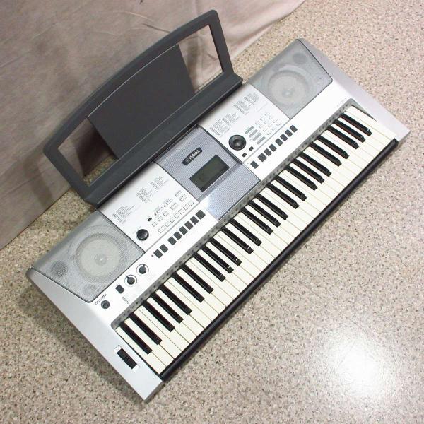 リアルなサウンド、豊かな重低音。2008年発売、自分の感性にあった音やフレーズを作れるサウンドコントロール機能も搭載した、61鍵盤キーボードです。ピアノ、オルガン、そしてストリングスなど、多彩な509音色を搭載。鍵盤を押さえるだけで様々な分...