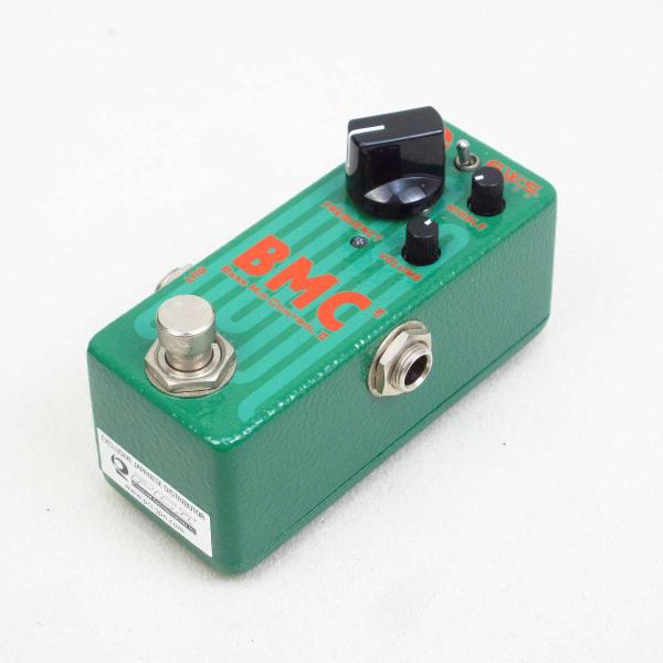 小型のベース用ミッドコントローラー“BMC”がリニューアルしました。BMC2では、インプットステージでの＋10dBのゲインアップを得られるゲインブーストスイッチが新たに搭載されました。ボリュームコントロールも追加し0?センタークリック位置ま...