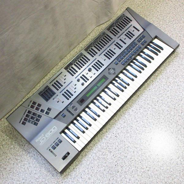1991年発売のローランド「JD-800」は、シンセサイザーの原点にこだわった「イマジネーションを 限りなく音色に表現する」シンセ。  表面にスライダーやボタンなどのコントロール端子を配し、”シンセの音作りはアナログの方が分かりやすい”とい...