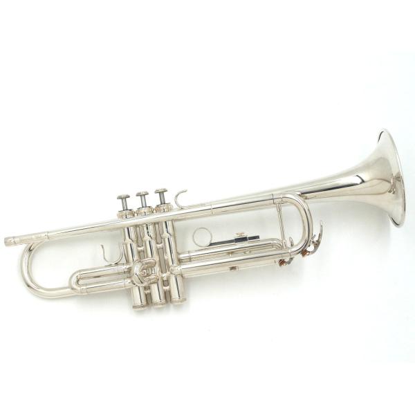 ヤマハ トランペット YTR-4320EGSシリアル番号301105ゴールドブラスベル、銀メッキ仕上、第1、第3トリガー付、2ウォーターkey装備のモデル。1990年代に海外輸出向けに製造されていたモデルですが、国内生産で作りが良く、ある程...