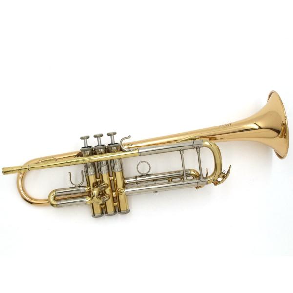 ヤマハ トランペット YTR-8335UGIIゴールドブラス一枚取り、ラッカー仕上げ、第1第3トリガー付き、2ウォーターkeyの1994年から2001年頃に製造されていたカスタムグレードモデル。明るく柔らかな音色と優れた遠投性のある音が特徴...