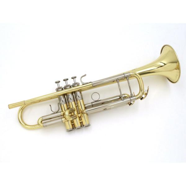 ヤマハ トランペット YTR-8335Hワンピースイエローブラスベル、ラッカー仕上、第1第3トリガー付、2ウォーターkey、チューニングスライド管2本支柱の1985年から1994年まで作られたヤマハカスタムグレードモデル。Schilke系統...