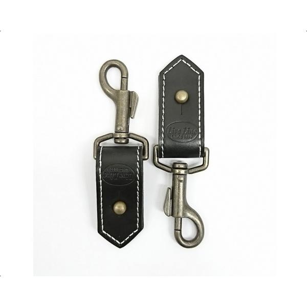 ギターストラップをショルダーストラップに変身させる！このストラップ変換コネクターを使えば、お気に入りのギターストラップがギグバッグ※やカバンなどのショルダーストラップへ早変わり！ギターストラップのエンドピン穴に変換コネクターの突起部分を通し...