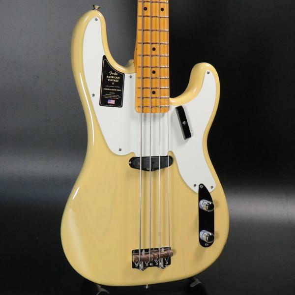 American Vintage II 1954 Precision Bassは、当時生産されていたオリジナルモデルの典型的なトーンとフィーリングを再現すべくアッシュボディが採用され、Vintage Blondeに1plyホワイトピックガー...