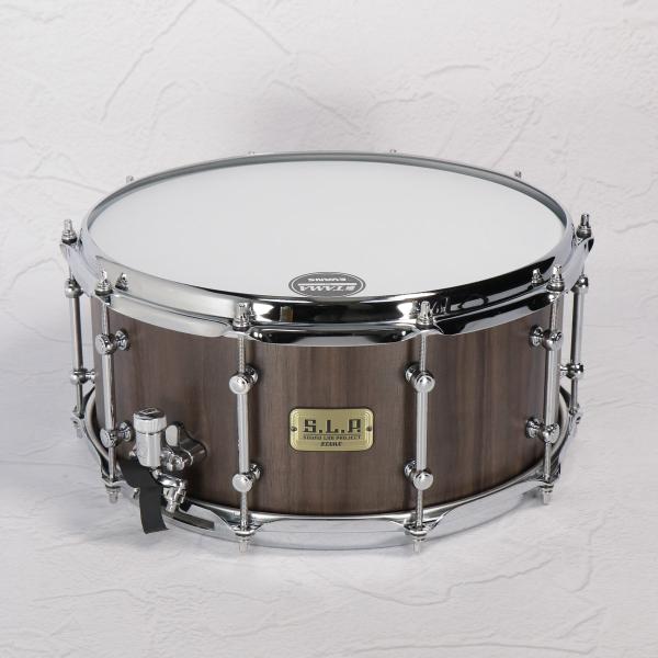 ウォルナットシェル■S.L.P. LGW1465-MBW G-Walnut 14x6.5 スネアドラム美しく上品な木目と、中低音域に独特の丸みと温かみのある特徴的なサウンドを備えたウォルナット材を採用したモデル。シェルを厚めの9mmに成型し...