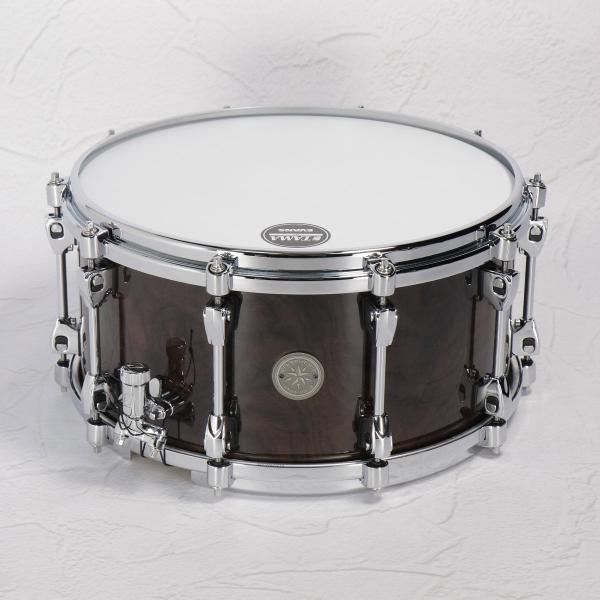 スターフォニック・ウォルナットバールシェル■STARPHONIC PWB147 WALNUT 14x7 スネアドラム時代を超え、ジャンルを超えて、耳にした人全ての心に染み渡る心地よい響き、そしてジャンルに捉われず、あらゆる形態の音楽とシチュ...