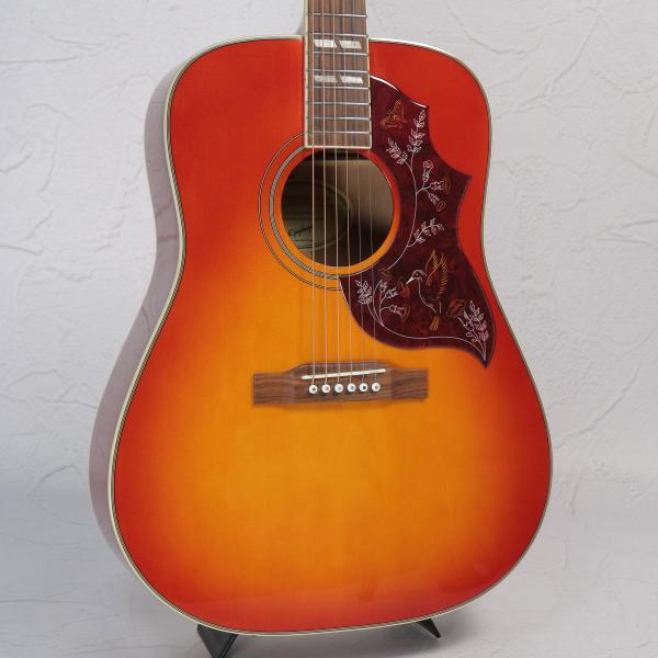 EPIPHONE版ハミングバードのエレアコバージョン!!1960年にGibson初のスクエアショルダー・アコースティックギターとして誕生したのが「Hummingbird(ハミングバード)」です。本モデルはEPIPHONE版Hummingbi...