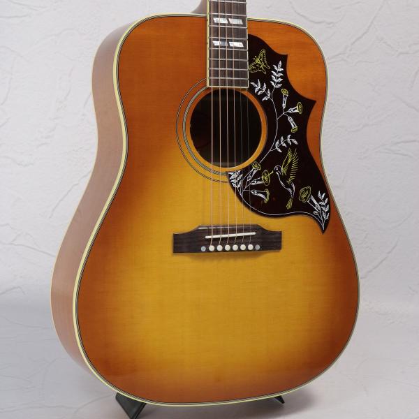 シンガーにもお薦めのハミングバード！1960年に誕生した、ギブソン初のスクエアショルダー・ドレッドノート・アコースティックギター「ハミングバード」。1970年代にはGibsonのラウンドショルダーが全てスクエアショルダーへ移行され、変革期を...