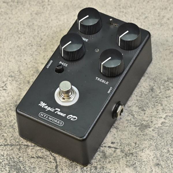 近年人気が高まっているHTJ-WORKSのMAGIC TUNE ODが入荷しました！現在数多くのマジック6系ペダルが存在しますが、こちらはその中でも革命児といえる仕上がりとなっております。アンプライクな歪みの質感は残しつつ倍音の粘りが強く出...