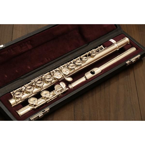 ■中古商品■機種：フルート■メーカー：ヤマハ■モデル名：YFL-411■シリアル：#D79732■コンディション：全体的に使用キズ、頭部管から管体にかけて凹み修正跡、細かな凹みが見られます。■商品ランク:B■メンテナンス：クリーニング、全体...