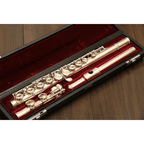 ■中古商品■機種：フルート■メーカー：ヤマハ■モデル名：YFL-411II■シリアル：#306801■コンディション：全体的に使用キズ、頭部管から管体に凹み修正跡が見られます。■商品ランク:B■メンテナンス：クリーニング、全体調整済み■付属...