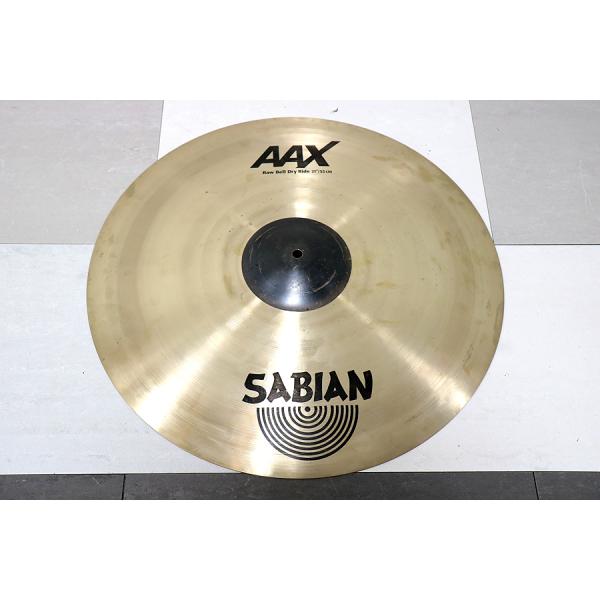 AAXシリーズの21”RAW BELL DRY RIDE シンバルです。AAXシリーズは、どんなボリュームでもシンバル本来の音色を失うことなく、不要な倍音をカットした、ピュアで明確なサウンドが持ち味です。このライドシンバルは、ブライトかつク...