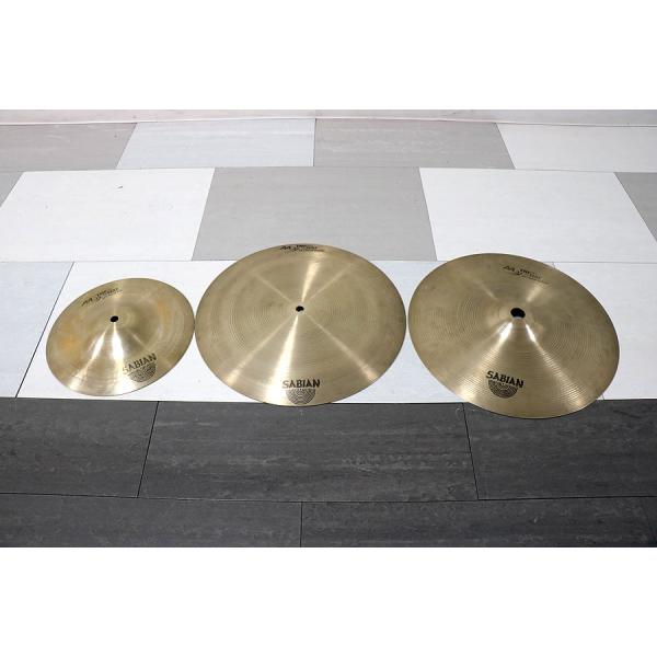 AAシリーズの10” 14” 14” TRIple Hi-HAT トリプルハイハットシンバルセットです。10インチのトップと14インチのミドル、14インチのボトムの3点セットハイハットです。トップは明るくブライトなサウンド、ミドルとボトムを...