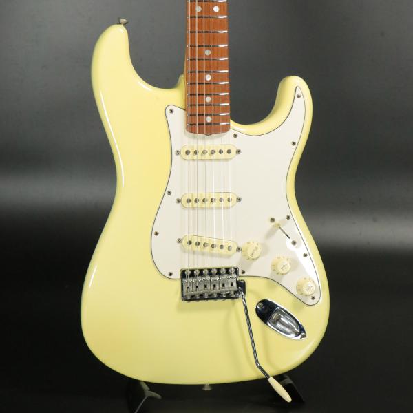 2006年製。Fender Custom Shop 1969 Stratocaster NOS Olympic Whiteが入荷しました！比較的軽量なアルダー2Pボディ、ラウンドローズ貼りのメイプルネック、指板ラディアス7.25R、プレイヤ...