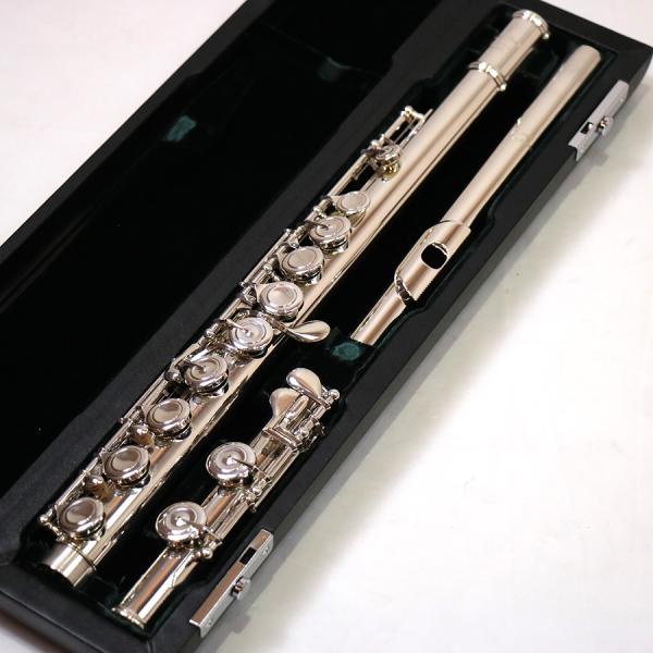 総銀製フルート■中古商品■機種:総銀製フルート■メーカー:パール■モデル名:F-8800E CANTABILE■シリアル:25830■コンディション:全体的に使用キズ、頭部管に凹み修正跡、細かな凹みが残ります。足部管ジョイント部にハンダ修正...