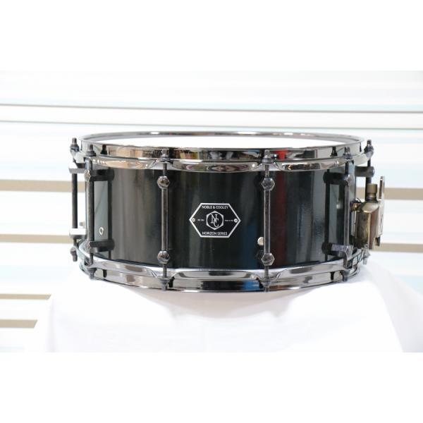 音楽的で生き生きとしたサウンドを生み出す■HORIZON SERIES Snare Drum ウッドスネアドラムHorizo??nスネアドラムは、独自の水平配置を特徴とし、従来のプライドラムとは異なるサウンドを提供します。水平プライはより均...