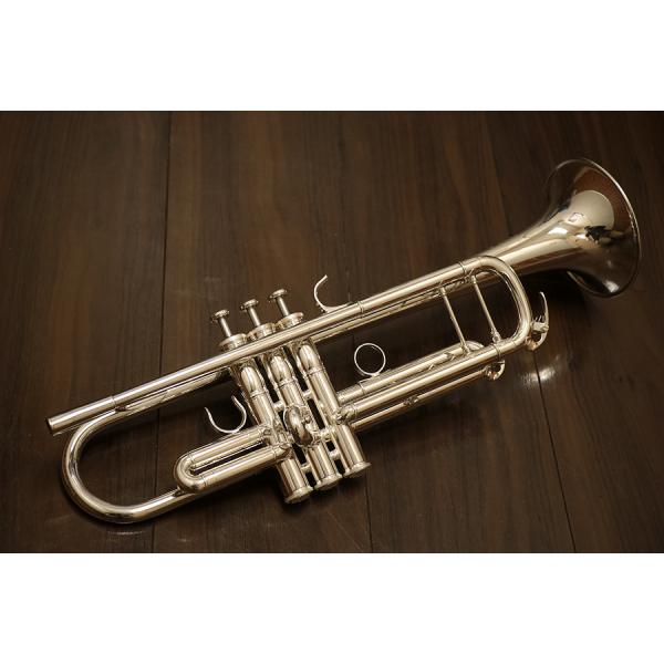 ■中古商品■機種：B♭トランペット■メーカー：ヤマハ■モデル名：YTR-8335GS■シリアル：#518141■コンディション：全体的に使用キズが見られます。ベルフレアからベルU字管にかけて凹み修正跡。U字管に凹みが残ります。主管根本に凹み...