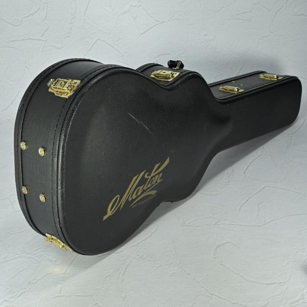 スモールサイズケースメイトン、アコースティックギター用ハードケースが入荷！店頭計測ではケース内ボディ幅約370mmで、Gibson L-00 Standard が収納出来ました。多少くすみや一部小さなカバー破れが見られます。使用上の問題ござ...