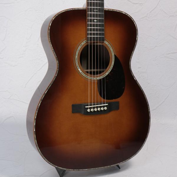 2024年カスタムショップ製プレビルドカスタムOM-41入荷※画像に映っている商品が付属品含め全てとなります。※出荷前の最終チェック時に問題があった場合は別途ご案内致します。※トラスロッド・フレット残り・弦高などは弊社リペアセンターにてセッ...