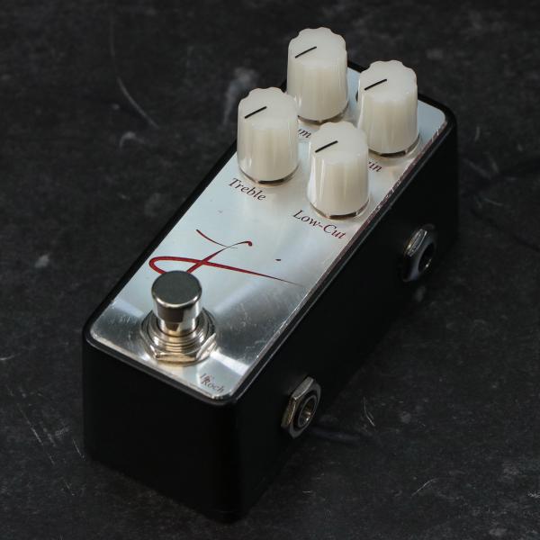 トランスペアレント系オーバードライブ！Rochechouart(ロッシュシュアール）、通称Roch(ロッシュ）と名付けられたこのペダルは、2010年代にブティックODペダルの大きな流れを生み出したいわゆる4ノブのトランスペアレント系と呼ばれ...