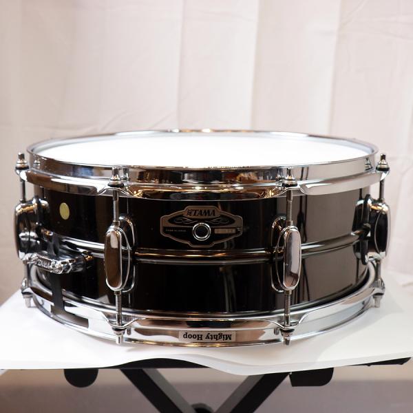 明るくパワフルなサウンドと素早いレスポンス■PST255BN メタルスネアドラム14”×5.5”のタイトなスチールシェルは、電光石火のようなアタックと切れ味鋭いスナップ感。1.0?mm厚スチールボディに2.3?mm厚のマイティーフープ、St...