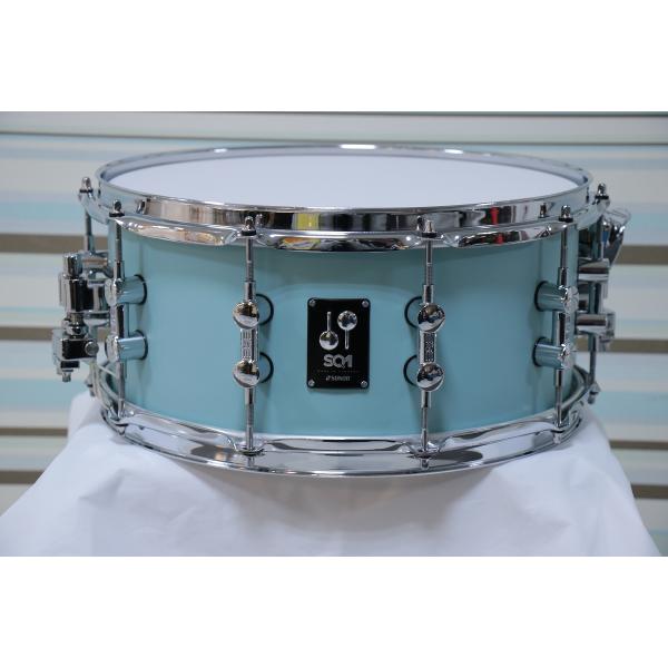 ライブ・スタジオ両方で使える万能スネア■SQ1 1465 SDW ウッドスネアドラムソナーのフル・カスタム・ドラム・システム「SQ2」から、バーチ・シェルにフォーカスし、更に進化させた、今最も注目すべきシリーズです。バーチ特有の太く、レスポ...