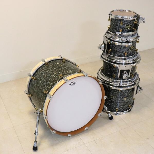 20インチバスドラムに8 14インチタムのバランスの良い多点構成■R.F.M 20BD 5PCS タムタムセットR.F.M シリーズは、メイプルシェルに加えてシェルサイズごとに最適化されたレインフォースメントを採用する業界初の構造を持ち、明...